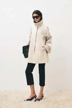 Fabrique Elowen Pleated Back Cape Trench Coat In 100% Cotton