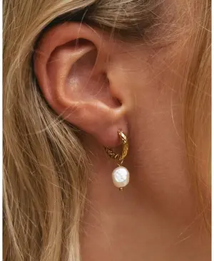 ATOLEA Hammered Pearl Hoop Earrings - Gold