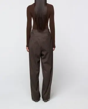 AMOMENTO Straight Tuck Pants
