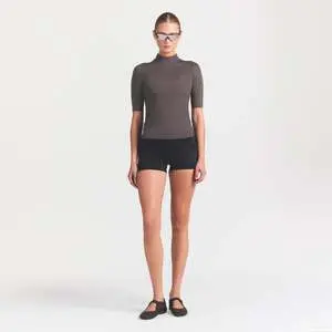 SKIMS Mock Neck Short Sleeve T Shirt | Grey | | Nike Weightless Layers - Boulder