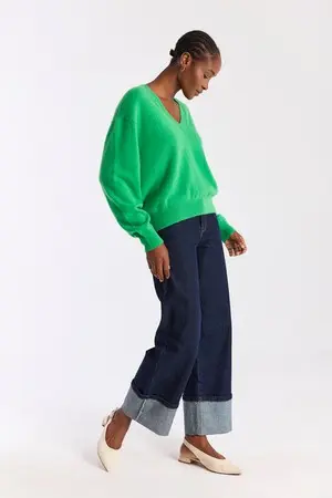 BRODIE CASHMERE Hailey 100% Cashmere V-neck Sweater