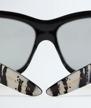 Bottega Veneta Intrecciato Wraparound Sunglasses - Black/gray