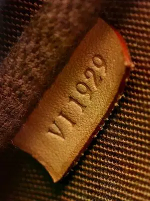 LOUIS VUITTON 1999 Monogram Pochette Accessoires Shoulder Bag