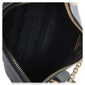 Prada Saffiano Re-edition 2005 Shoulder Bag - Black