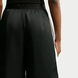 Nike Naomi Osaka Loose Mid-rise Shorts - Black