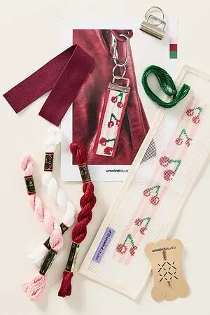 UNWIND STUDIO Needlepot Key Fob Kit - Cherries