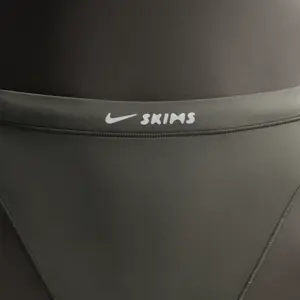 Nike Skims Weightless High-waisted V-panel Leggings