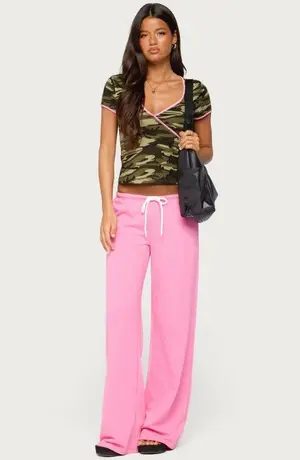 EDIKTED Teana Contrast Camo Top