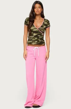 EDIKTED Teana Contrast Camo Top