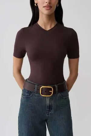 Meshki Janelle High V Neck Short Sleeve Top - Chocolate