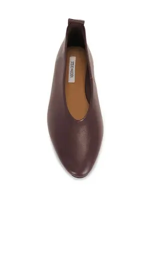 Steve Madden Swanky Flat In Burgundy