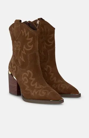 ALMA EN PENA Embroidered Heeled Ankle Boots - Camel
