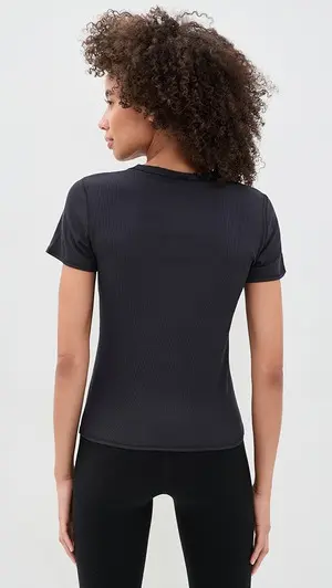 Vuori Pose Fitted Tee 2.0