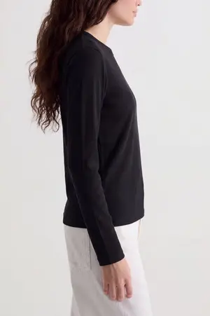 MENINA STEP Fitted Ribbed Long Sleeve Crewneck T-shirt