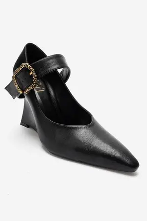 PROLOGUE SHOES Lyons Buckled Wedge Pump Black