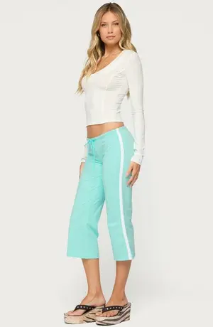 EDIKTED Sali V-neck Long Sleeve Crop Top