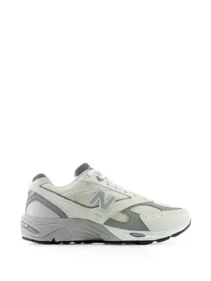 NEW BALANCE 880r Sneakers