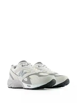 NEW BALANCE 880r Sneakers