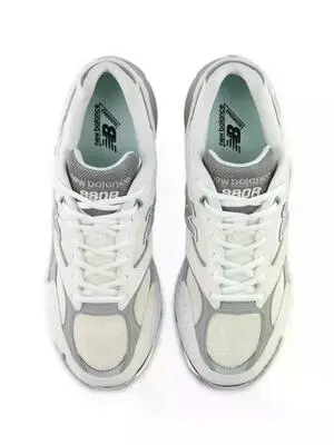 NEW BALANCE 880r Sneakers