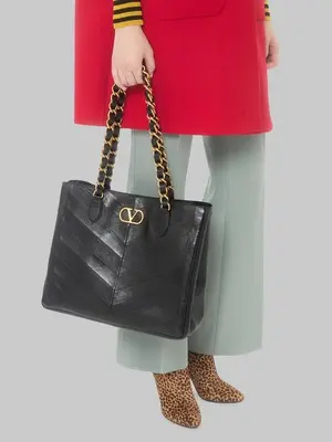 Valentino Garavani Laseine Shopping Bag In Nappa Leather With A Chevron Pattern - Black