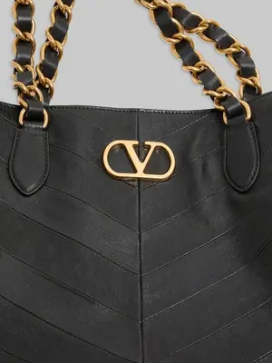 Valentino Garavani Laseine Shopping Bag In Nappa Leather With A Chevron Pattern - Black