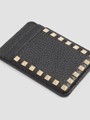 Valentino Garavani Rockstud Magnetic Cardholder In Grainy Calfskin - Black