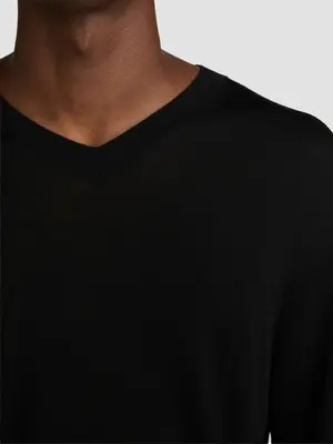 FRAME Fine Gauge Wool-cashmere V-neck Sweater