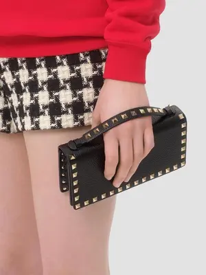 Valentino Garavani Rockstud Wallet With Chain In Grainy Calfskin - Black