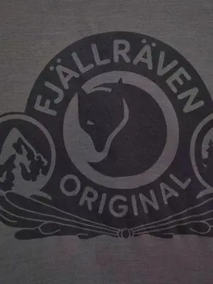 FJALL RAVEN Logo Graphic T-shirt
