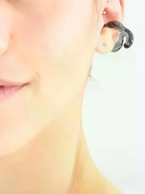 SALVÁREA Interconexión Glass Ear Cuff - Black
