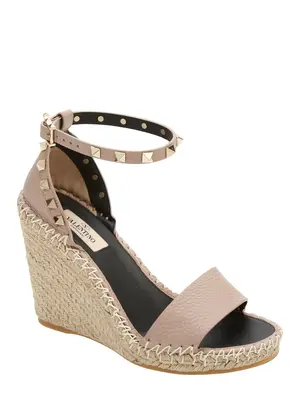 Valentino Garavani Valentino Garavani Rockstud Espadrille Wedge Sandal P98 Poudre/ Nero