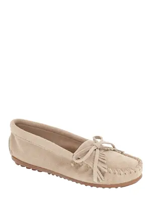 Minnetonka Minnetonka Kilty Suede Driving Shoe Stone Suede