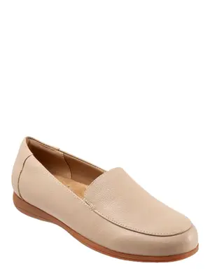 Trotters Trotters Deanna Flat Loafer Nude