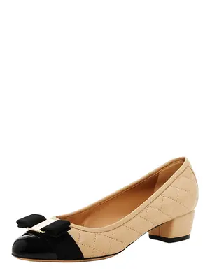 FERRAGAMO Vara Quilted Low-Heel Pumps Cream/nero