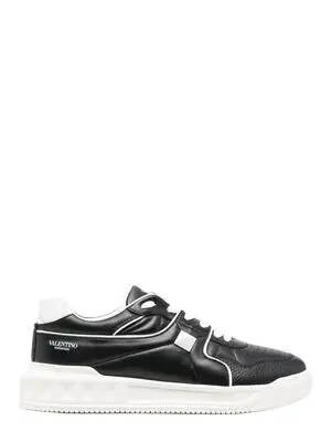 Valentino Garavani Roman Stud Low-top Sneakers - Black