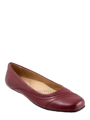 Trotters Trotters Sasha Square Toe Flat Sangria