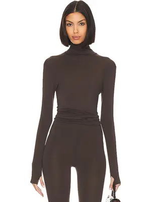 Norma Kamali Slim Fit Long Sleeve Turtle Top - Chocolate