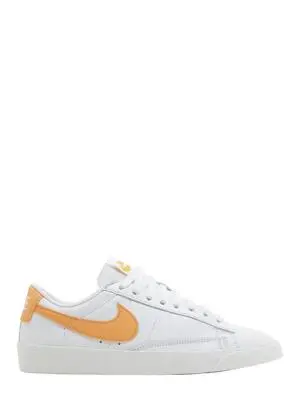 NIKE Low-Top Sneakers