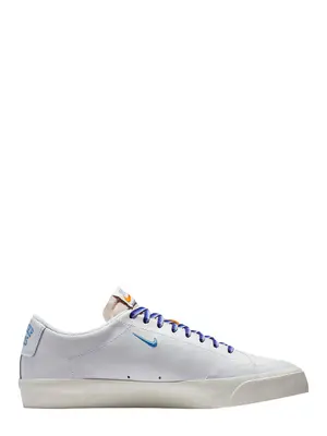 Nike Quartersnacks X Sb Blazer Low Xt Sneakers - White