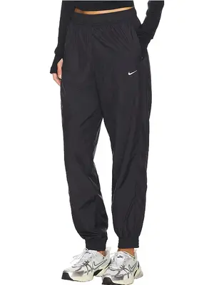 Nike Essential Jogger - Black & White