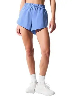 Alo Yoga Playmaker Dolphin Short - Crystal Clear Blue
