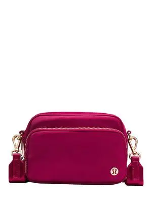 Lululemon Everywhere Crossbody Bag 2L Berry Rumble/gold