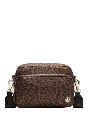 Lululemon Everywhere Crossbody Bag 2L Leopardo Shift Midi Desert Khaki/night Brown/gold