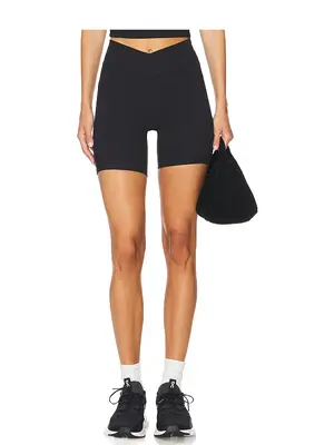 437 The V Short - Black