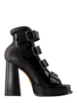 Alexander McQueen Leather Pumps With Buckled Detail - Black