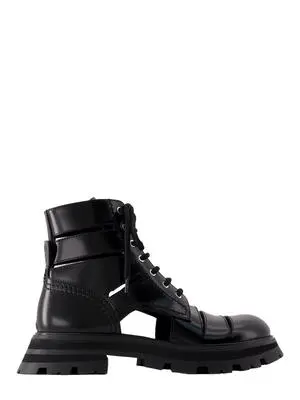 Alexander McQueen Wander Leather Ankle Boots - Black