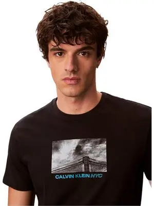 Calvin Klein Contrast Cityscape Graphic Classic T-shirt - Black