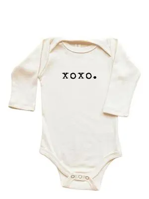 TENTH & PINE Hugs & Kisses Organic Baby Bodysuit - Natural Black Lettering
