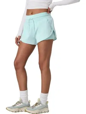 Vuori Daily Speed 2.5" Shorts Spearmint