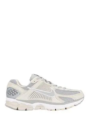 NIKE Zoom Vomero 5